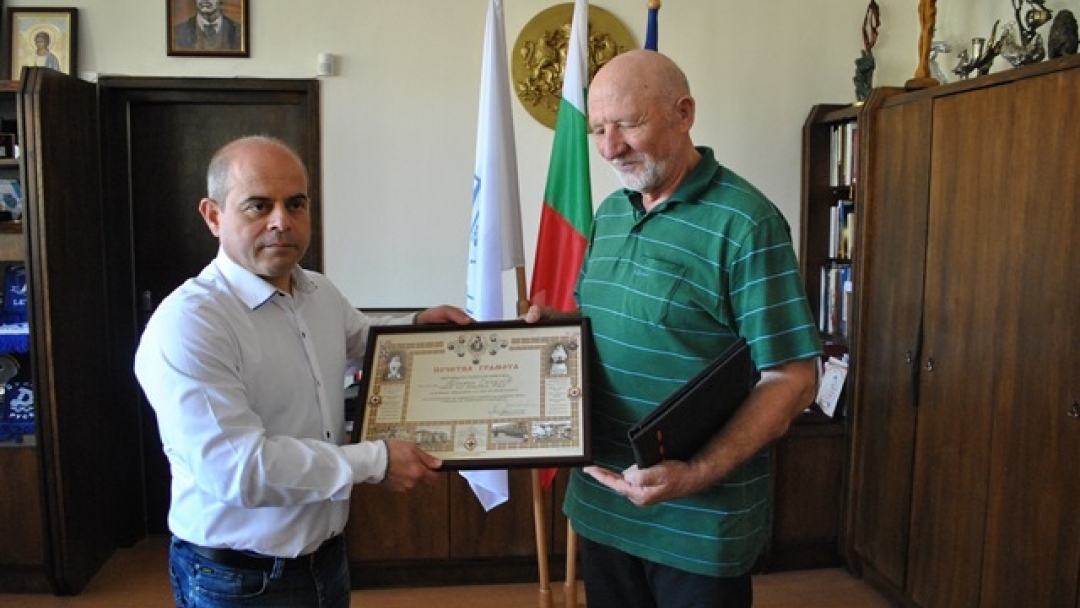 Почетна грамота за кмета Пламен Стоилов от БЧК Община Русе