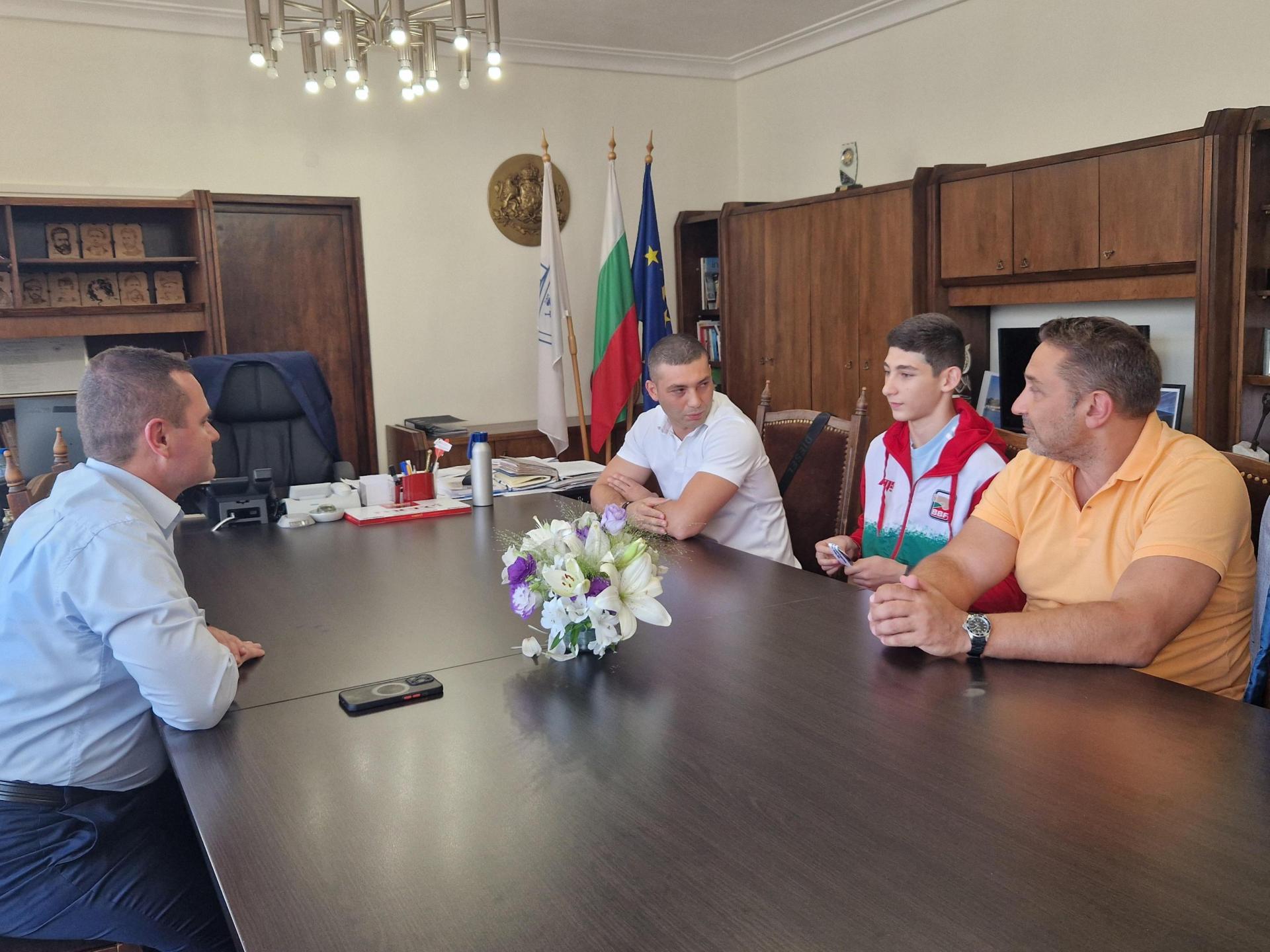 The mayor awarded Nikolay Sabev - the European vice-champion in boxing ...