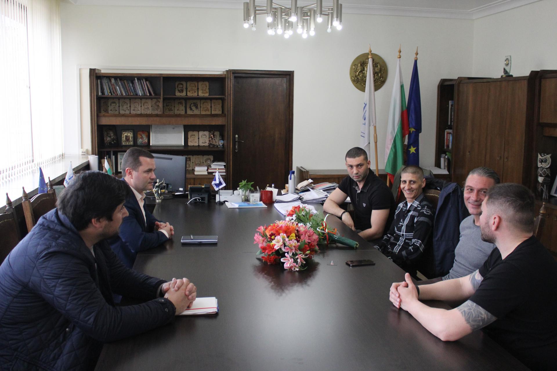 Mayor Pencho Milkov awarded Ruse boxers for their success in the ring ...