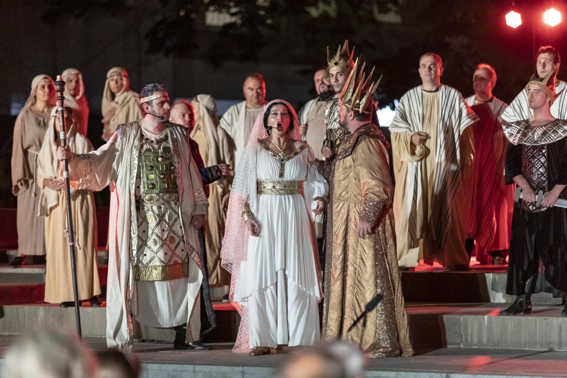 The Municipality of Ruse donates a cultural check to the graduates of ...