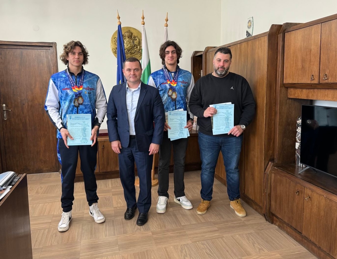 Mayor Pencho Milkov awarded the swimming champions from swimming club ...