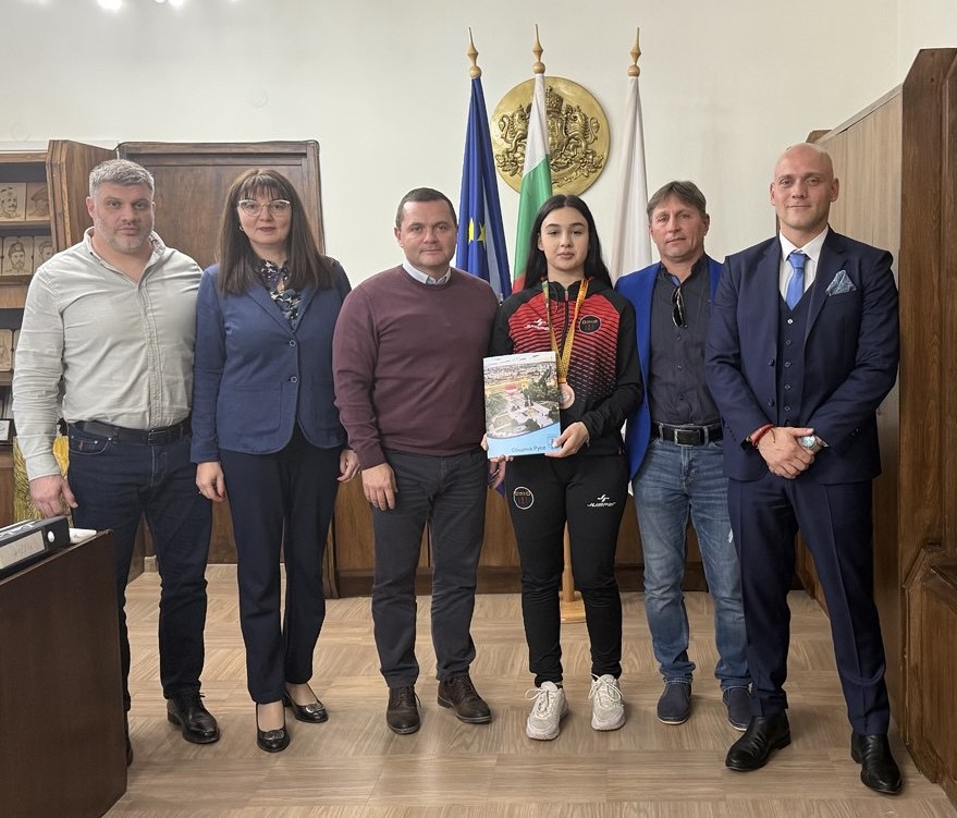 Mayor Pencho Milkov awarded the bronze medalist from the World Sambo ...