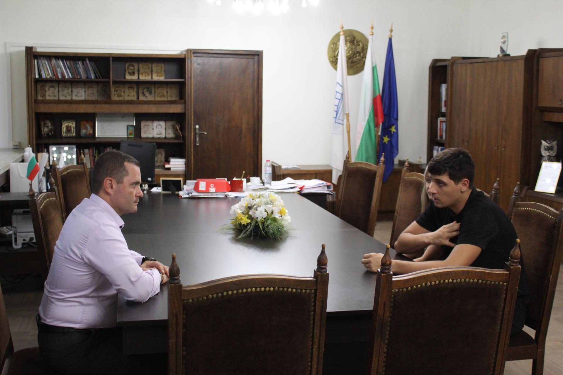 Mayor Pencho Milkov awarded Teodor Tsvetkov for his new swimming record | Ruse Municipality